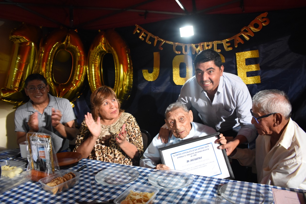 Gran festejo de los 100 años de Don José Bartolo en San Antonio Oeste