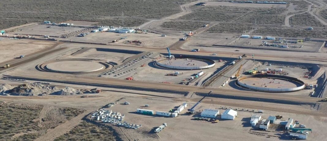 Avanza en Punta Colorada el armado de los tanques del proyecto